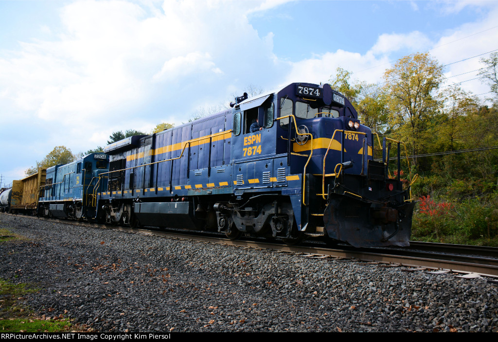 ESPN 7874 B30-7 and PRL U-Boat U23B on East Penn Train HO3
